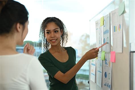 기업 회의에서 새로운 비즈니스 프로젝트에 대해 토론하고 마케팅 전략을 계획하는 창업 비즈니스 사람들의 이미지 20 24세에 대한 스톡 사진 및 기타 이미지 Istock