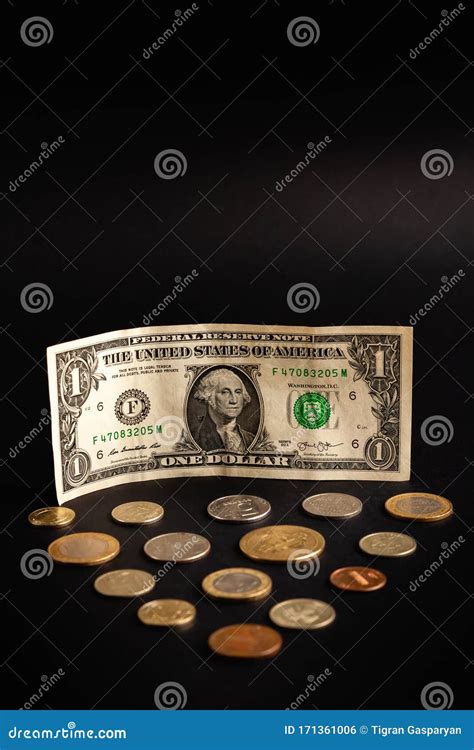 Conjunto De Monedas Diferentes Y Un Dólar Sobre Fondo Negro Variedad De Monedas De Diferentes