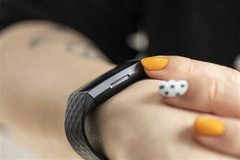 Фитнес-браслет от Google: обзор Fitbit Charge 6, не прикидывающегося часами