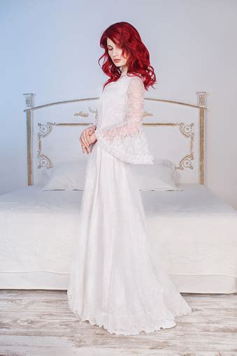 붉은 머리와 자연 스러운 메이크업과 창백한 피부와 아름 다운 여자 하얀 드레스 르네상스에 여자입니다 모델 스튜디오에서 포즈입니다 특이 한 모양입니다 침실에 신부 빨간 머리에