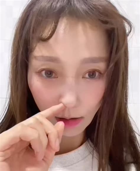 안혜경 코 후비적 후비적…털털함의 정석 텐아시아