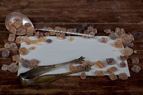 텍스트를 위한 공간이 있는 오래된 숟가락과 갈색 설탕 큐브 갈색에 대한 스톡 사진 및 기타 이미지 갈색 목재 재료 바로 위 Istock