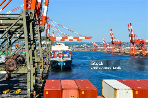 포트 컨테이너 터미널에서 컨테이너 배입니다 컨테이너 선박의 선박 터미널 포트 로드 컨테이너 하 역에에 서 서 0명에 대한 스톡