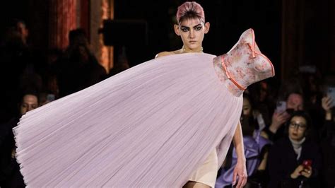 فساتين مقلوبة وملابس غريبة عرض أزياء يثير السخرية على السوشيال ميديا