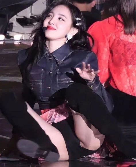 性感明星美腳美腿 On Twitter 林娜琏 高颜值大长腿 罕见的舞台走光 紧致诱惑的三角区 张腿的时候 白色的内内边漏出来了 真性感