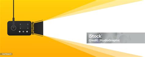 노란색 배경에 스포트라이트 영화 배경입니다 배너 전단지 포스터 또는 티켓에 대한 영화제 템플릿 텍스트를 위한 공간이 있는 영화