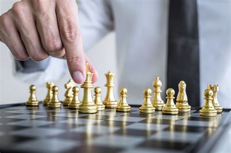 플레이어와 금과 은 체스 성공을 위한 전략 계획에 경쟁에서 체스 그림을 이동 하는 사업가의 손 승리 결정에 대한 스톡 사진 및 기타 이미지 Istock