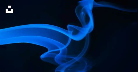 검은 배경에 푸른 연기가 소용돌이 친다 사진 Unsplash의 무료 로크 이미지