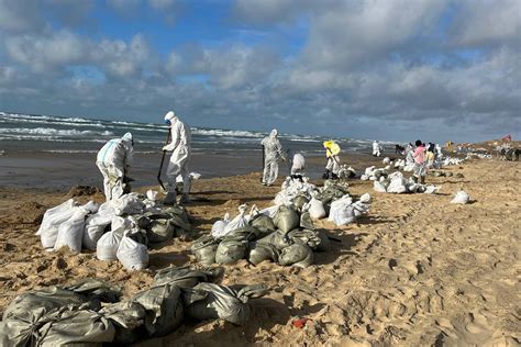 Врач рассказала о жалобах волонтеров убирающих мазут с пляжей в Анапе Газета Ru Новости