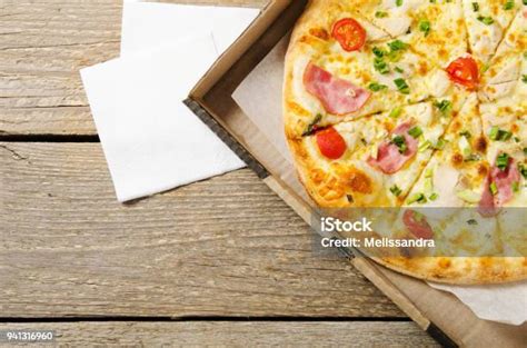 골 판지 상자 흰색 냅킨으로 나무 테이블에 피자 피자 배달 합니다 닭고기 토마토 치즈 채소와 함께 뜨거운 신선한 피자 공간 복사 피자에 대한 스톡 사진 및 기타 이미지