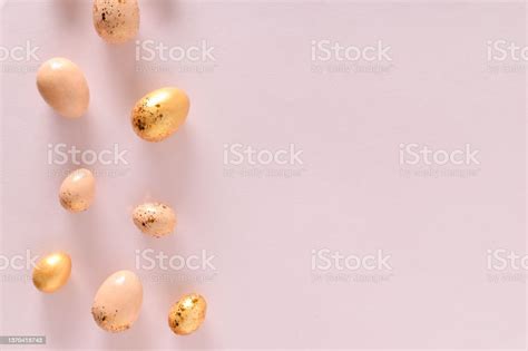 노란 색조의 다양한 부활절 달걀은 분홍색 배경에 놓여 있습니다 공간을 복사합니다 플랫 레이 상단 보기 계절에 대한 스톡 사진 및 기타 이미지 Istock