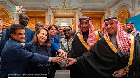 Хүмүүс цахилгаан машин ухаалаг утас хэрэглэдэг атлаа уул уурхайг шүүмжилсээр