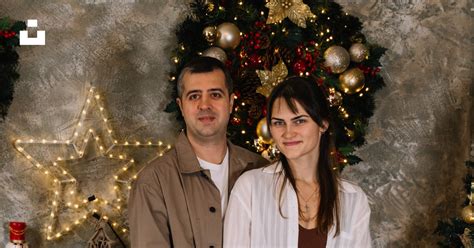 크리스마스 트리 앞에 서 있는 남자와 여자 사진 Unsplash의 무료 성인 이미지