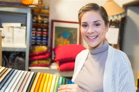 그녀의 스튜디오에서 행복한 패션 디자이너 사진 배경 및 무료 다운로드를위한 그림 Pngtree