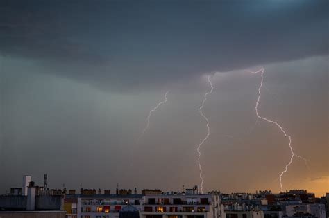 VIDÉO - Violents orages : pluies torrentielles, rues inondés... Les ...
