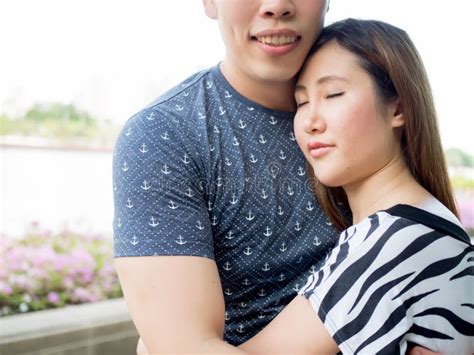 Novio Asi Tico Que Lleva A Su Novia Sonriente En Parque P Blico Foto De Archivo Imagen De