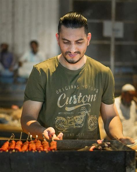 가면을 쓴 요리사 공공 장소 과자 길거리 음식 문화 꼬치 꼬치 간식 노점 노점상 다코야키 더글러스 애덤스 도시