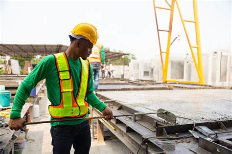 중공업 제조 조립식 콘크리트 벽 공장에서 레미콘을 붓고 있는 아프리카계 미국인 석공 노동자 25 29세에 대한 스톡 사진 및 기타 이미지 25 29세 강철 건설 산업