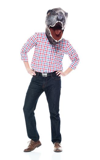 전체 길이 1 인 전면 2029세 성인 잘생긴 사람들 코 카 서 스 젊은 남자 남성 착용 깅 엄 청바지 마스크변장 의상 흥분 행복 미소 유머 공룡 마스크를 착용 20 29