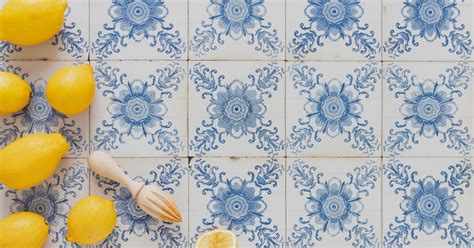 파란색과 흰색 타일 위에 레몬 한 다발이 앉아 있습니다 사진 Unsplash의 레몬 주스 이미지