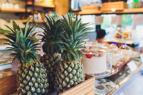 카페에 장식 된 나무 상자에 파인애플 태국 커피숍의 분위기 나무 상자에 신선한 잘 익은 파인애플과 구성 0명에 대한 스톡 사진 및 기타 이미지 Istock