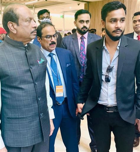 Mohd Kashif With Managing Director Of Lulu Group International Yusuffali Ma Standing Shoulder