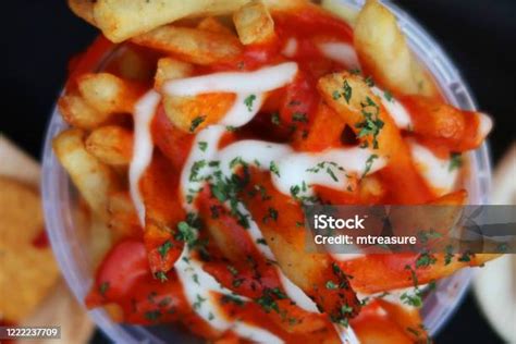 고추 소스와 사워 크림을 얹은 신선한 바삭바삭한 감자 튀김 칩 건강에 해로운 스낵 식품 높은 전망의 플라스틱 콘 이미지 0명에 대한 스톡 사진 및 기타 이미지 Istock