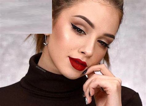 با لباس قرمز چه آرایشی میاد؟ این رنگ خیلی تو چشه نباید معذب شی پس