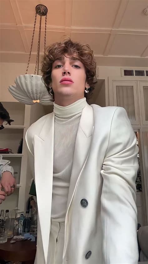 Pin De ᴍᴀʀʏ † En Vinnie Hacker ️ Hacker Chicas Que Guapo