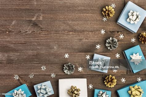 흰색과 파란색 선물 상자 황금과 콘과 흰색 장식 눈송이 나무 배경의 모서리에 배치 됩니다 공간에 복사 합니다 텍스트에 대 한 장소를 가진 축제 레이아웃입니다 갈색에 대한