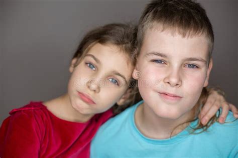 Retrato De Hermana Y Hermano Abraz Ndose En Foto De Archivo Imagen De Hermoso Modelo