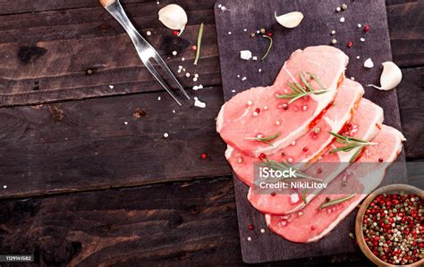 로즈마리와 향신료와 함께 보드 절단에는 원시 쇠고기 스테이크 검정색 배경에 대한 스톡 사진 및 기타 이미지 검정색 배경 고기 날것 Istock