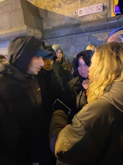 Albi მივდიოდი სახლისკენ რა დროსაც დავინახე პოლიციის ეკიპაჟი და ჩვენები აქციის ხალხი პოლიციის