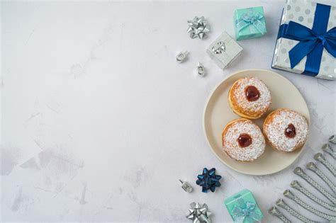 유대인 휴일 하누카 배경에는 전통적인 도넛 메노라 선물 상자가 있습니다 평면도 플랫 레이 배경 주제에 대한 스톡 사진 및 기타