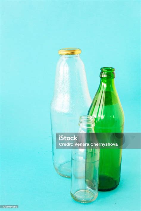 파란색 배경에 빈 유리 투명 및 녹색 병 공간의 복사본입니다 생태 및 폐기물 제로 개념 0명에 대한 스톡 사진 및 기타 이미지 0명 깨끗한 러시아 Istock
