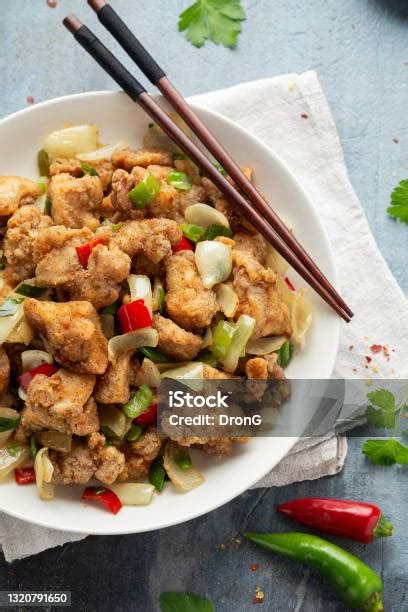 중국 소금과 후추 닭고기를 붉은 색 녹색 칠리 양파 파를 흰 그릇에 넣고 볶습니다 갈고리 발톱에 대한 스톡 사진 및 기타 이미지 갈고리 발톱 건강한 생활방식 고기