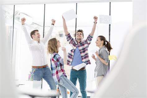 사무실에서 환호하는 성공적인 비즈니스 동료 사진 배경 및 무료 다운로드를위한 그림 Pngtree