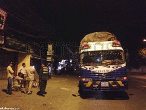 ជិះម៉ូតូឌុបគ្នាកិនគំនរសម្រាមលើចិញ្ចើមផ្លូវដួលត្រូវរថយន្តហ៊ីយ៉ាន់ដាយបើកក្នុងល្បឿនលឿនប្រជែងគ្នាកិន