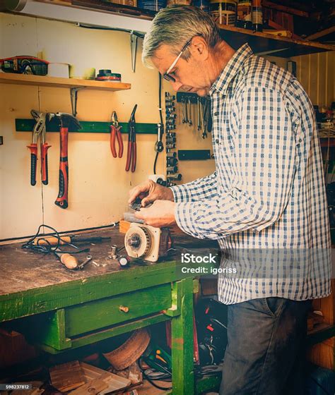 그의 작업장에서 일하고 모터를 수리하는 남자 정비사 작다 기계공에 대한 스톡 사진 및 기타 이미지 기계공 기업 재무와 산업 기업가 Istock