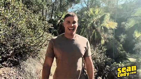 집에 가는 길에 워시보드 복근과 잘생긴 미소를 보여주는 알렉스 SEAN CODY xHamster