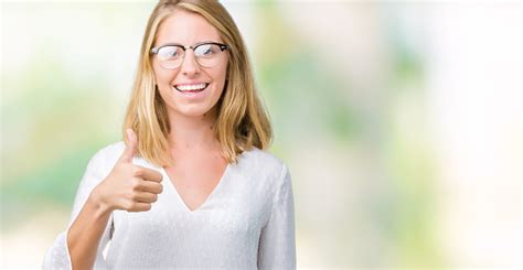 아름 다운 젊은 여자 행복 엄지손가락 손으로 제스처를 하 고 격리 된 배경 위에 안경 착용 승인 성공을 보여주는 카메라를 보고 하는 식 금발 머리에 대한 스톡 사진 및 기타