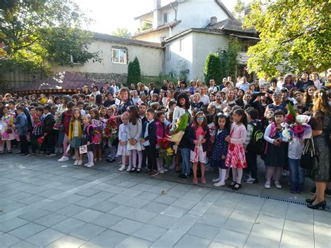 Кметът д р Валентин Василев и председателят на ОбС Надежда Радославова поздравиха учениците на