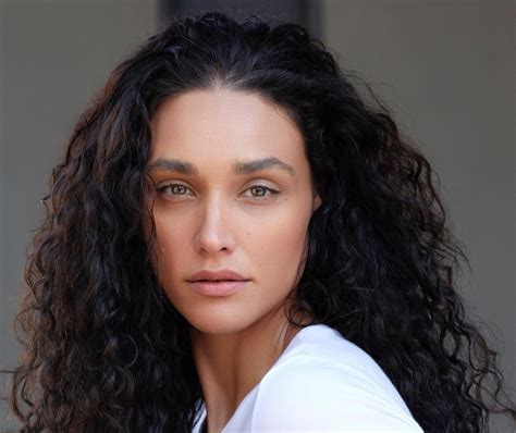 Recém Solteira Débora Nascimento Avalia Fase Da Vida Cheia De