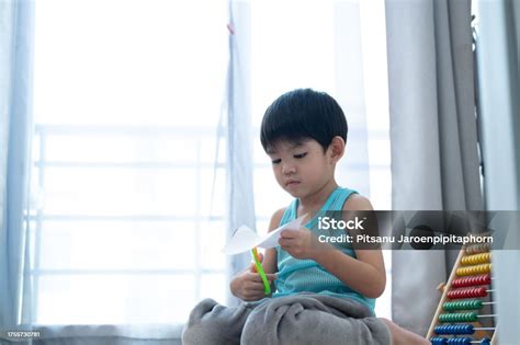 가위를 사용하여 선을 따라 종이를 자르는 아시아 소년 교실 밖에서 배우기 2 3 살에 대한 스톡 사진 및 기타 이미지 2 3