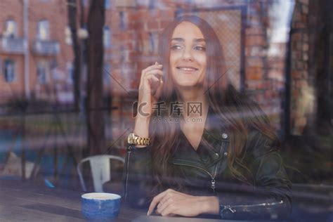 穿着皮夹克的漂亮女孩在手机上说话高清摄影大图 千库网
