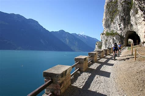 Pedalare Sul Sentiero Della Ponale Un Eccezionale Balcone Sul Lago Di