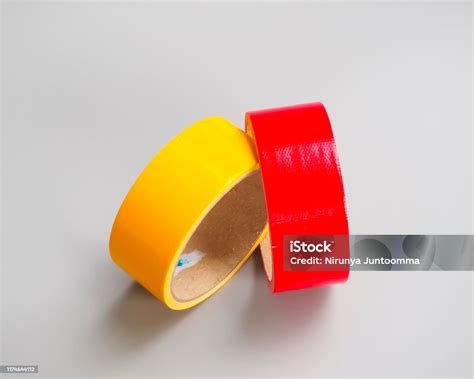 흰색 배경에 격리된 끈적끈적한 테이프를 굴리고 있습니다 화려한 테이프 상단보기 0명에 대한 스톡 사진 및 기타 이미지 0명