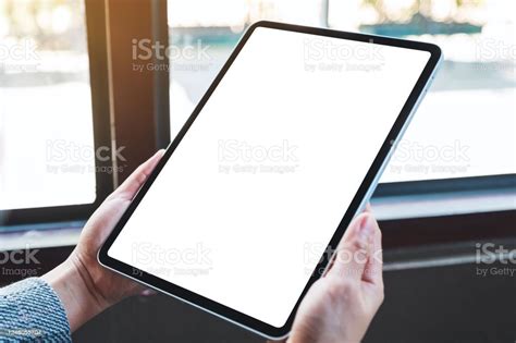 빈 흰색 데스크톱 화면으로 검은 색 태블릿 Pc를 들고있는 여성 검은색에 대한 스톡 사진 및 기타 이미지 검은색 공란 데스크탑 컴퓨터 Istock