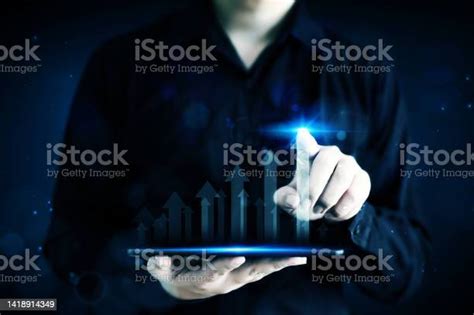 성공과 성장 개념에 대한 비즈니스 개발 사업가 가리키는 화살표 그래프 기업 미래 성장 계획 2022년에 대한 스톡 사진 및 기타