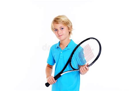 Ragazzo Con La Racchetta Di Tennis Davanti A Fondo Bianco Immagine